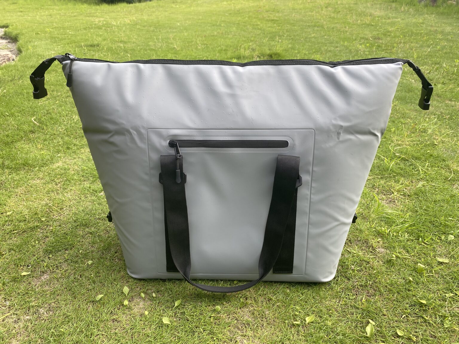 【DCM ソフトクーラーバッグ】2WAYクーラーバッグがコスパ最強！保冷力検証あり！ | あきとぶ