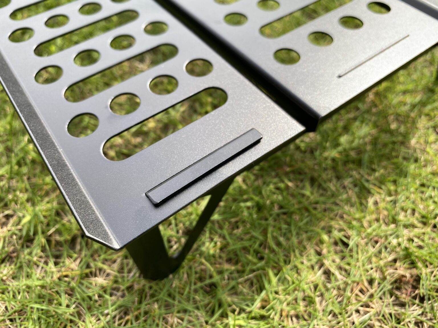 【アルミULテーブル】なんと178g!?超軽量&コンパクトな最強ソロテーブル！ | あきとぶ