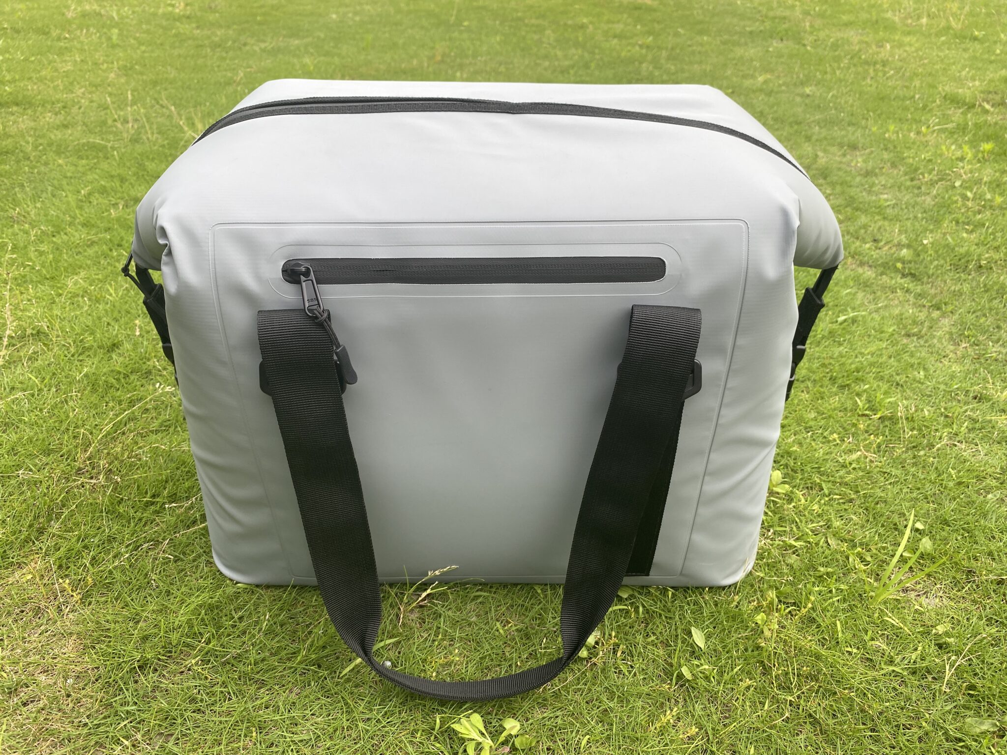 【DCM ソフトクーラーバッグ】2WAYクーラーバッグがコスパ最強！保冷力検証あり！ | あきとぶ