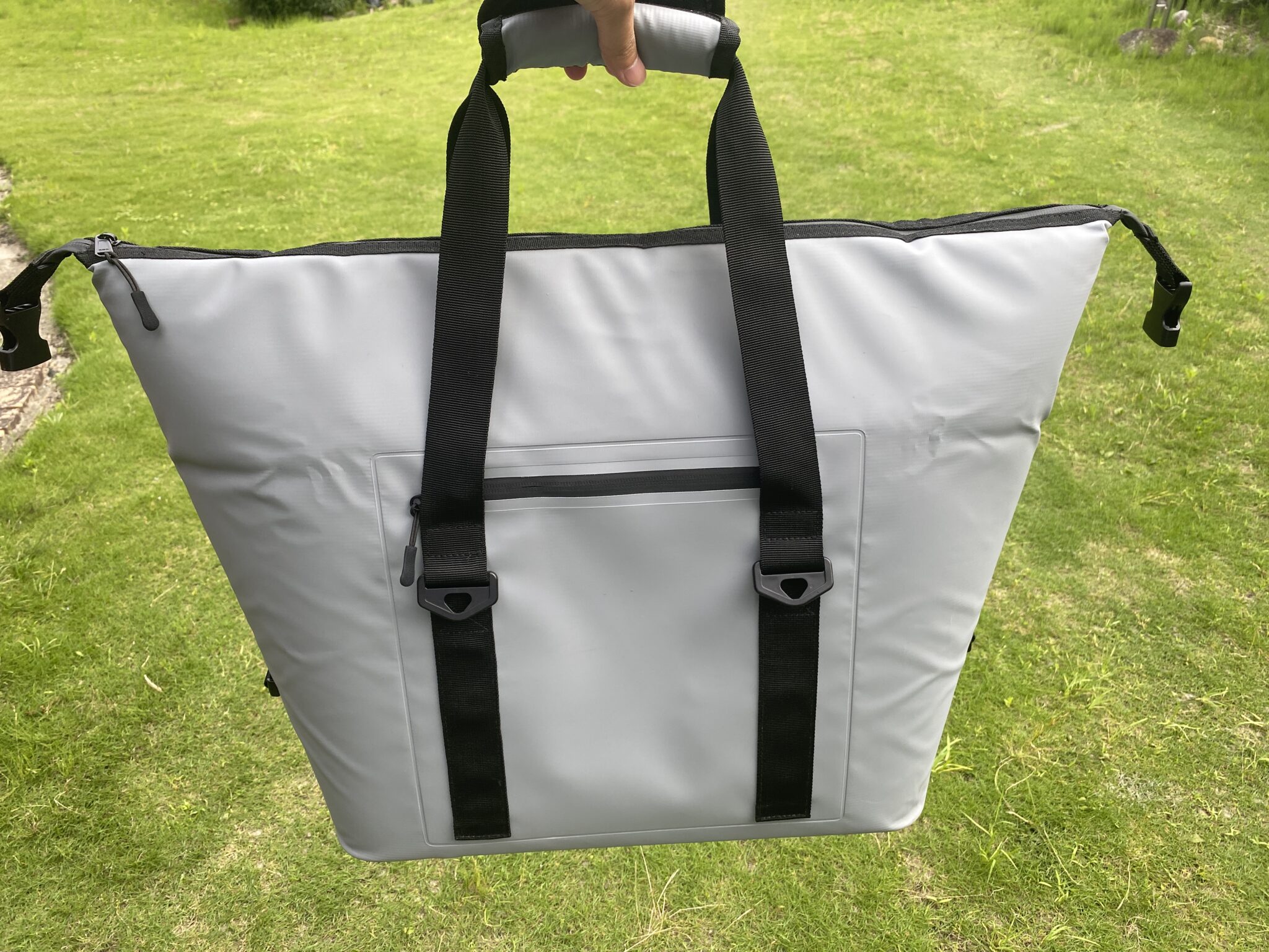 【DCM ソフトクーラーバッグ】2WAYクーラーバッグがコスパ最強！保冷力検証あり！ | あきとぶ