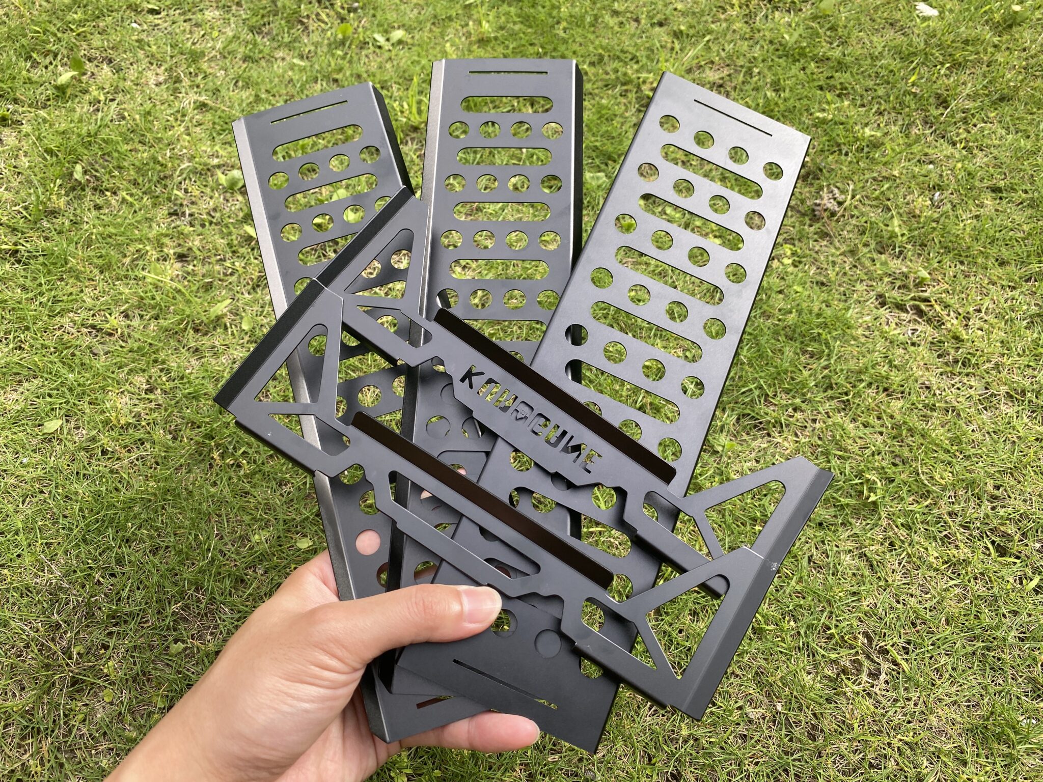 【アルミULテーブル】なんと178g!?超軽量&コンパクトな最強ソロテーブル！ | あきとぶ