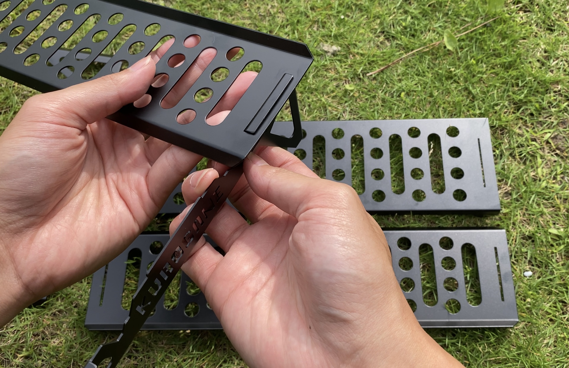 【アルミULテーブル】なんと178g!?超軽量&コンパクトな最強ソロテーブル！ | あきとぶ